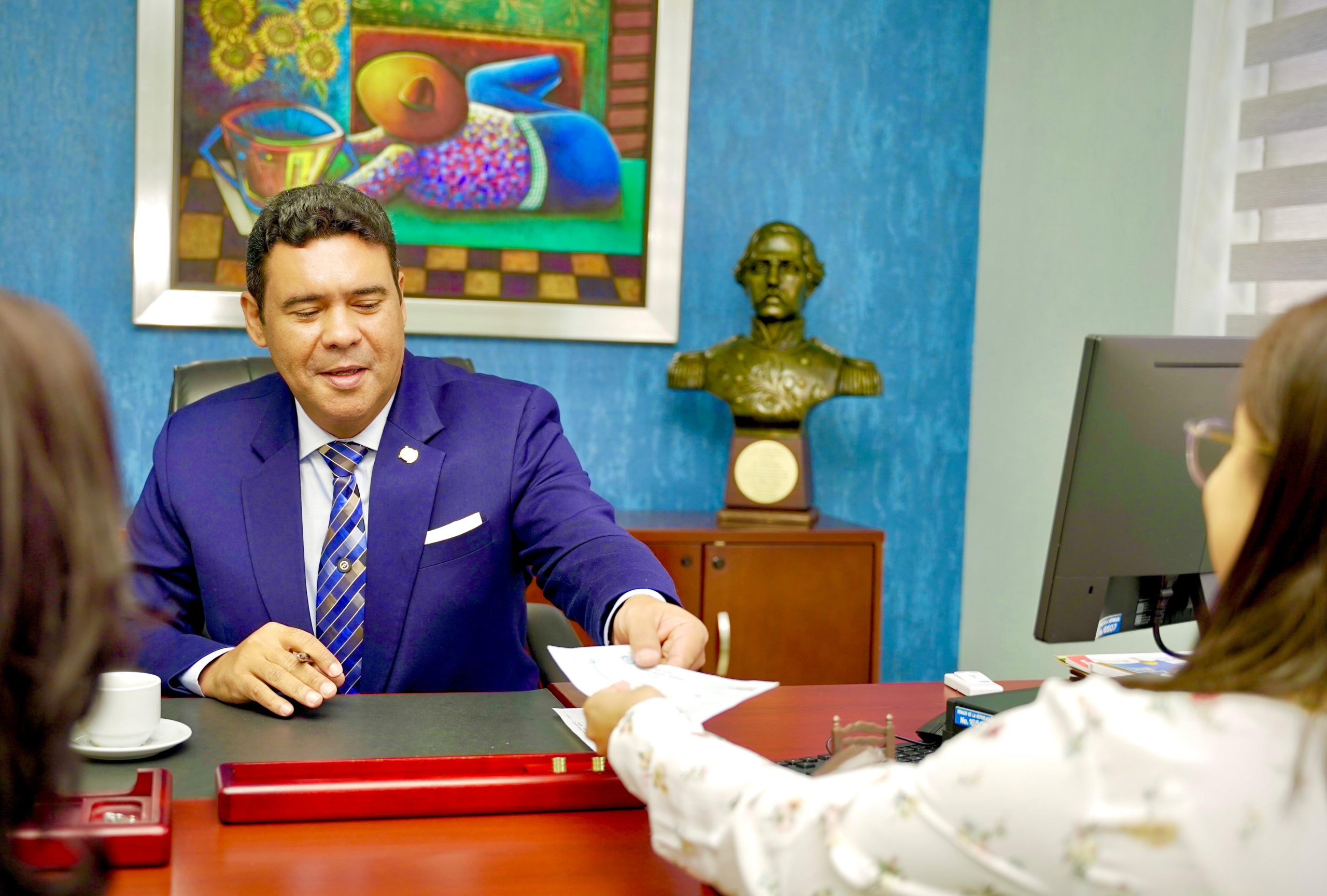 CHOLITÍN DONA SU PRIMER CHEQUE COMO SENADOR DE LA ALTAGRACIA A ...